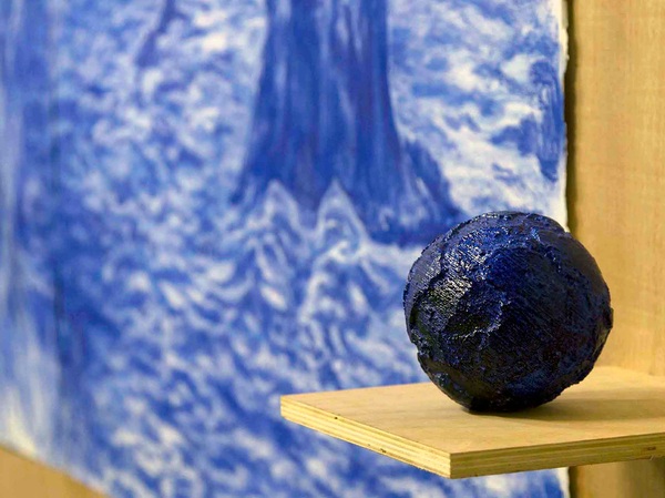 Rafael Villares (b. 1989) is a Cuban-born interdisciplinary artist